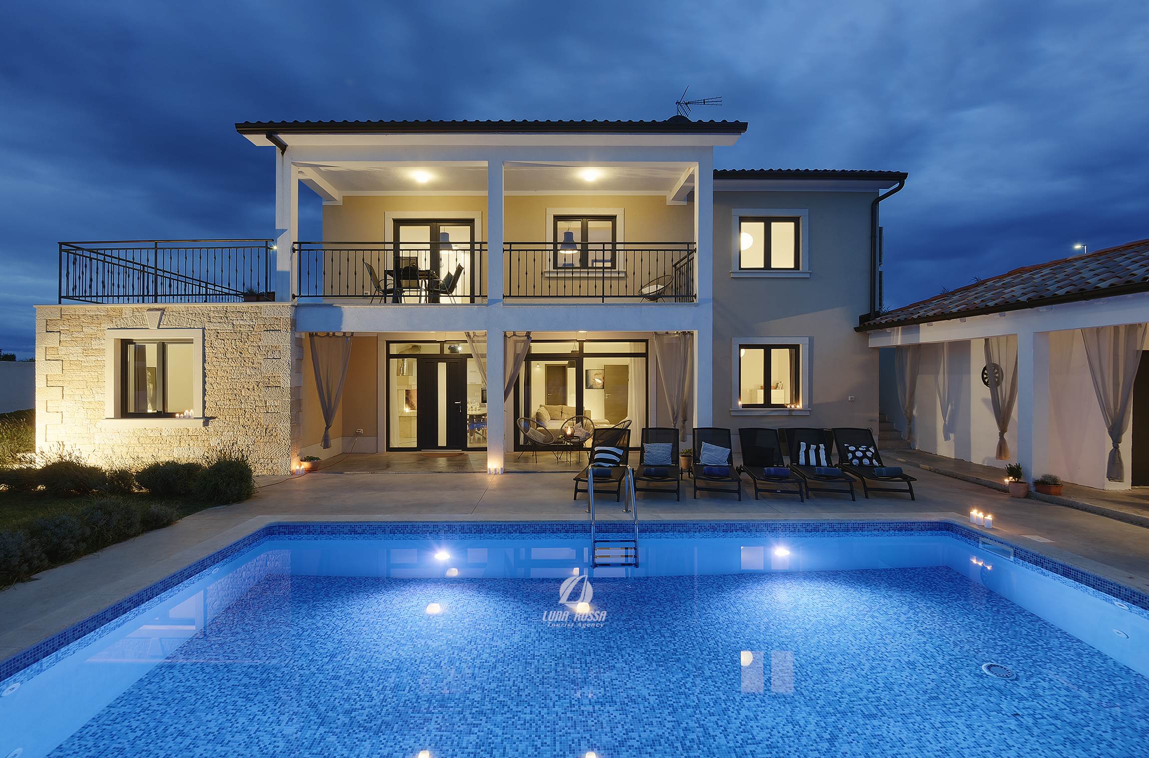 Non perdetevi questa villa con piscina, su 2 piani,per 16 persone